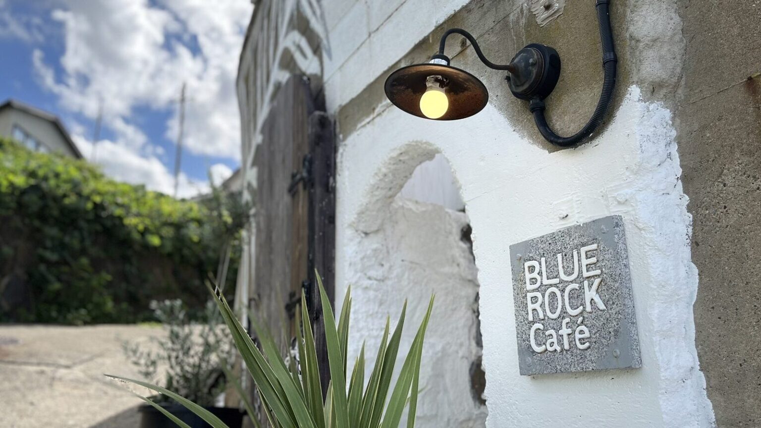 日の光で雰囲気が変わる、全席オーシャンビューのカフェ＆バー『BLUE ROCK Café』 | 北近畿の情報サイト”クリコネ”
