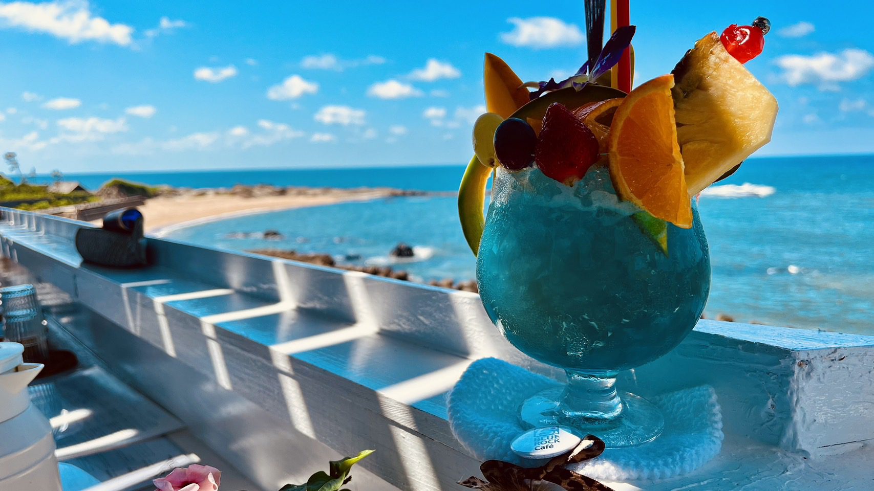 日の光で雰囲気が変わる、全席オーシャンビューのカフェ＆バー『BLUE ROCK Café』 | 北近畿の情報サイト”クリコネ”