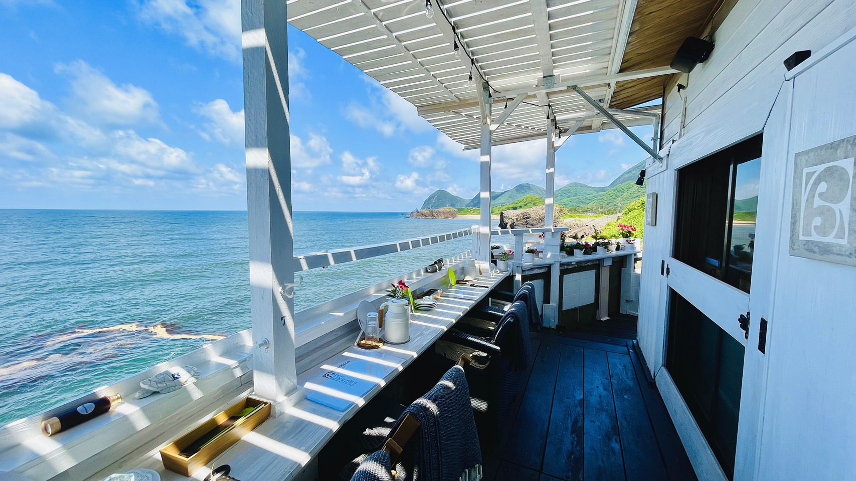 日の光で雰囲気が変わる、全席オーシャンビューのカフェ＆バー『BLUE ROCK Café』 | 北近畿の情報サイト”クリコネ”